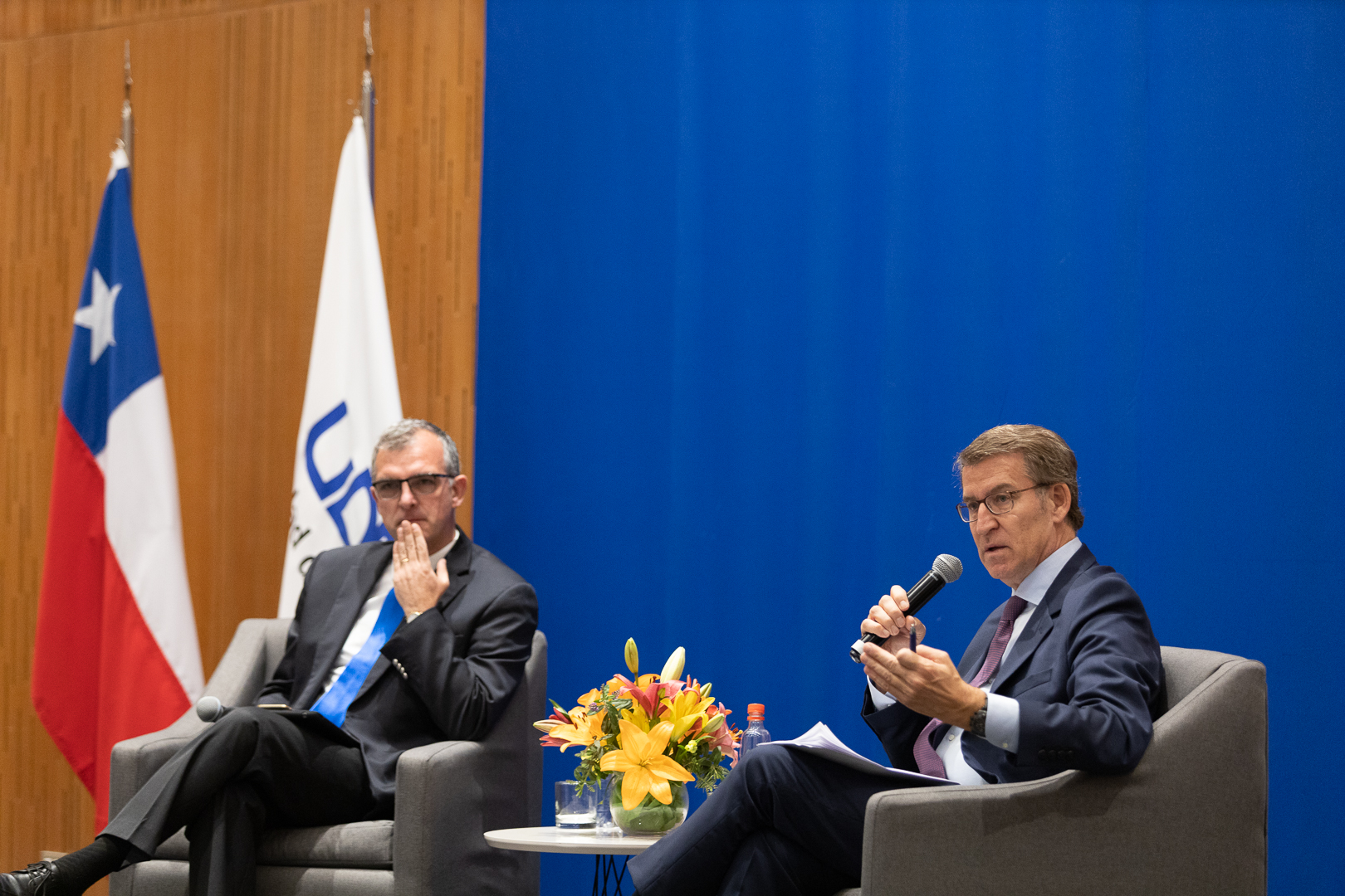 El presidente del Partido Popular español, Alberto Núñez Feijóo, abordó ...